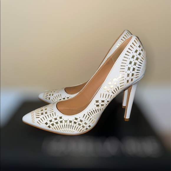 Izabella Rue | Shoes | Meet Sidara Size 6 White Gold Pumps By Izabella ...